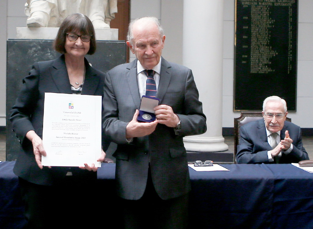 Un Maestro de la Medicina Interna recibe la medalla Juvenal Hernández ...