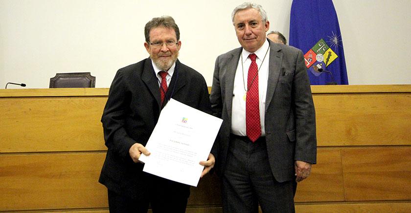 Profesor José Gimeno Sacristán recibió la Medalla Rectoral de la ... Profesor José Gimeno Sacristán recibió la Medalla Rectoral de la ...