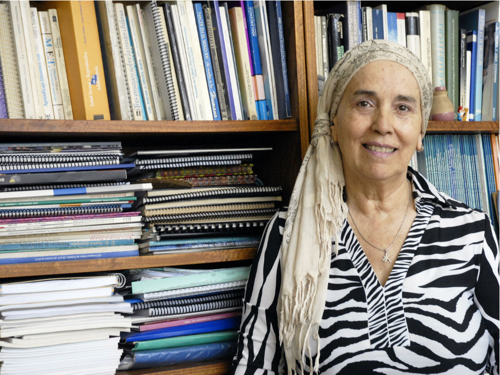 Teresa Millán recibe el premio Doctora Paula Peláez - Facultad de ...